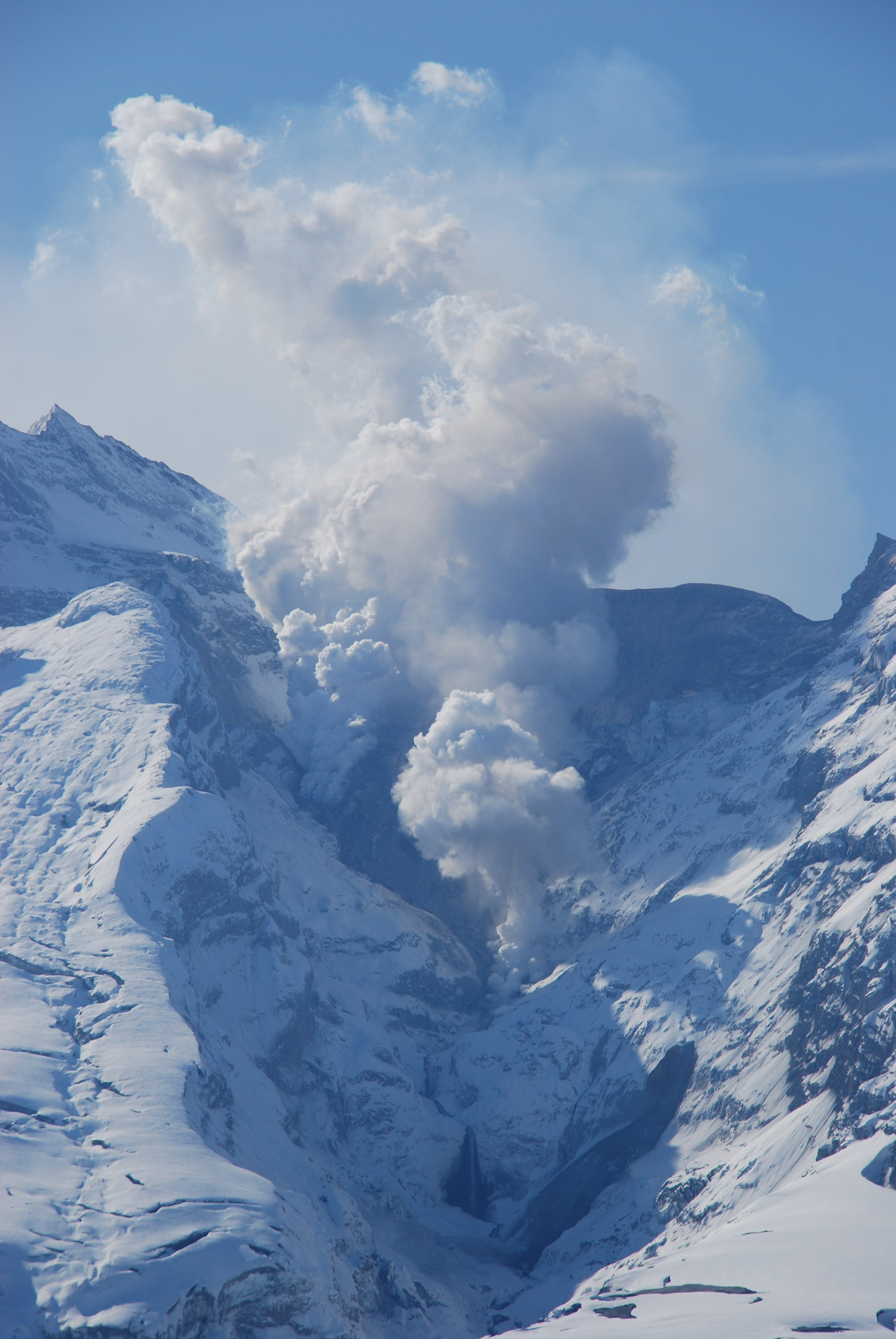 Continuing rockfall-plume, seen from Juergen's Hut. Heli-supported ...