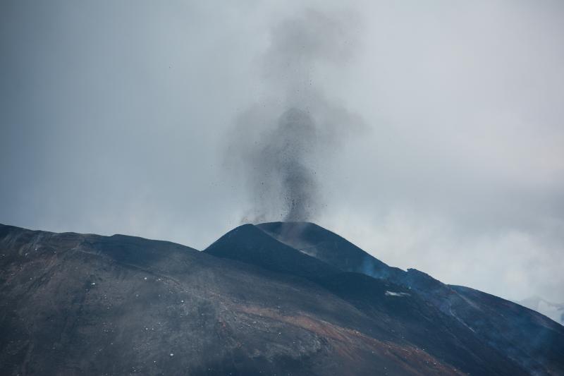 Low-level emission of ash and spatter from the intracaldera cone of ...